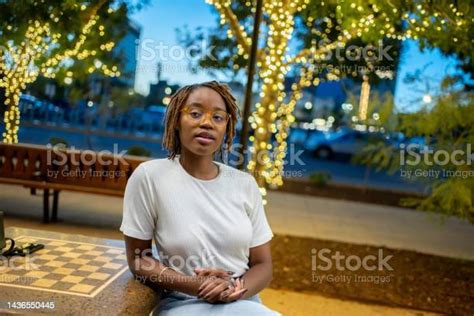 텍사스 엘파소의 한 공원에서 스무 살의 아름다운 아프리카계 미국인 여성이 컨퍼런스 콜에서 노트북에 상호 작용하는 장식용 조명 아래 20 29세에 대한 스톡 사진 및 기타