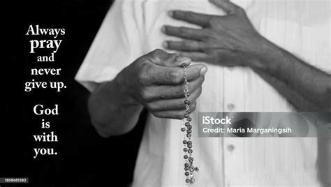 종교기도 인용문 항상 기도하고 절대 포기하지 마십시오 하나님께서 여러분과 함께 계십니다 묵주를 손에 들고 기도하는 남자와 함께 감사에 대한 스톡 사진 및 기타 이미지