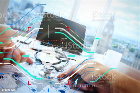 의료 작업 영역 사무실과 개념으로 서 의료 네트워크 미디어 다이어그램에 랩톱 컴퓨터를 사용 하는 의사 건강관리와 의술에 대한 스톡 사진 및 기타 이미지 Istock