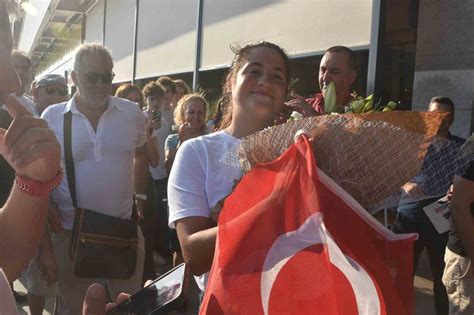 Kuzey Kanalını Yüzerek Geçerek Adını Tarihe Yazdıran Aysu Memleketinde