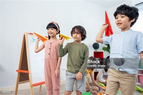 학교에서 함께 노는 어린 아이들의 혼합 인종 그룹 유치원 교실에서 휴식 시간에 장난감을 놀이하면서 행복하고 재미있는 어린 소년과