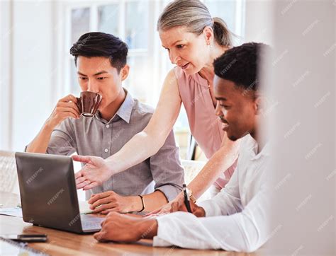 소셜 미디어 관리 회사의 프로젝트 워크샵에서 현대 사무실에서 일하는 리더와 함께 노트북 및 스타트업 팀 교육 팀워크 협업 및 다양성 Ceo 비즈니스 여성 코칭 남성