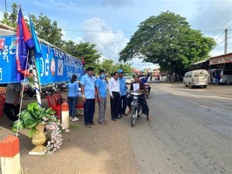 ក្រុមការងារយុវជនគណបក្សស្រុក និងក្រុមការងារយុវជនឃុំ បានចុះចែកខិតប័ណ្ណ