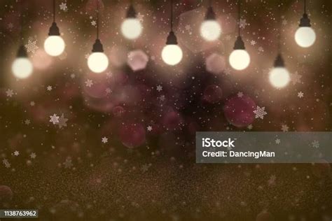 아름 다운 빛나는 반짝이 빛은 전구 및 떨어지는 눈 조각 비행 귀하의 콘텐츠에 대 한 빈 공간을 가진 축제 모의 질감을 디 포커 싱 Bokeh 추상적 인 배경 0명에 대한