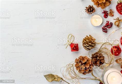 텍스트를 위한 공간이 있는 흰색 나무 테이블에 소박하고 다채로운 크리스마스 장식의 오버헤드 샷 0명에 대한 스톡 사진 및 기타 이미지 Istock