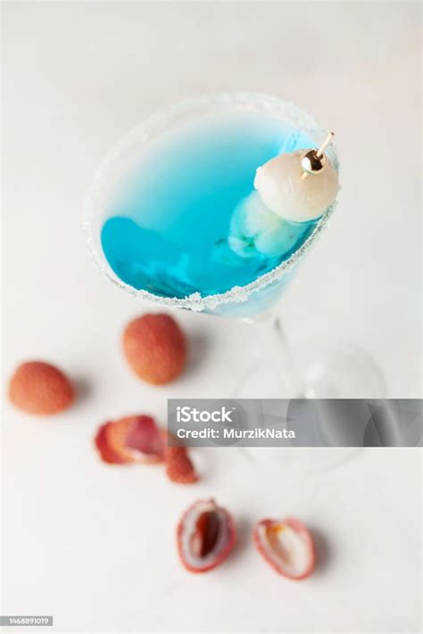 블루 하와이 칵테일 또는 블루 라군 과 리치 베리 블루 큐라소 리큐어 보드카 탄산음료 칵테일에 대한 스톡 사진 및 기타 이미지 Istock