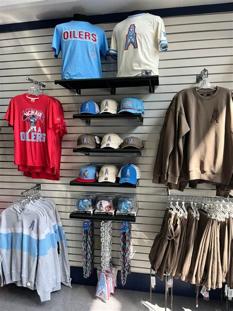 Titans Pro Shop You Never Know Who Youll See At Titans Locker Room