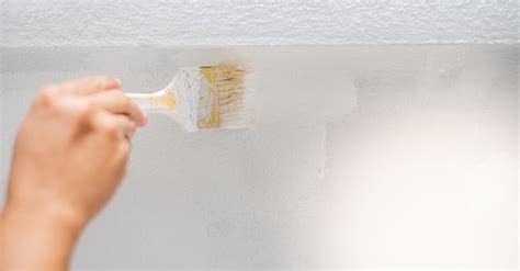 여성 손 사용 브러시 페인팅 롤러 브러시로 강철 표면 벽에 작업자 페인팅을 사용하여 보호 및 부식을 수행합니다 Diy에 대한 스톡 사진 및 기타 이미지 Istock