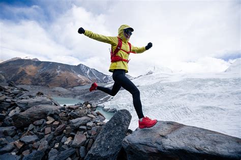 겨울 눈 산 꼭대기까지 실행 여자 트레일 러너 크로스 컨트리 겨울에 대한 스톡 사진 및 기타 이미지 겨울 크로스 컨트리