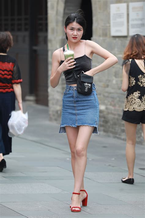 短裙街拍：裙装更显性感，尤其是穿着超短裙的姑娘们街拍友新浪博客