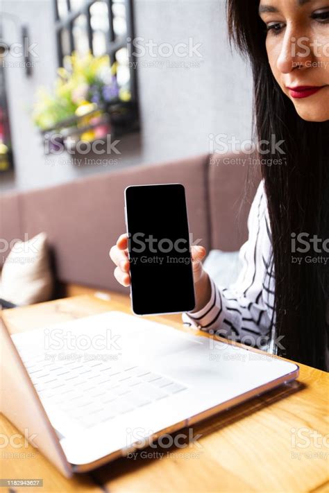 작은 각도 위치에 빈 화면흰색 스마트 폰을 들고 여자 손손에 흰색 화면으로 전화를 들고있다 공란에 대한 스톡 사진 및 기타