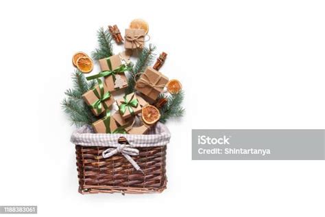 크리스마스와 제로 폐기물 환경 친화적 인 포장 플랫 누워 흰색 테이블에 공예 종이에 선물을 포장 생태 크리스마스 휴일 개념 에코