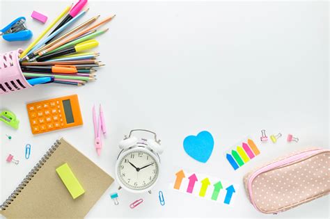 흰색 배경에 격리 된 문구류의 다른 평평한 누워 텍스트를 위한 공간입니다 액세서리 다채로운 모형 교육 또는 학교 개념으로 돌아갑니다 0명에 대한 스톡 사진 및 기타 이미지