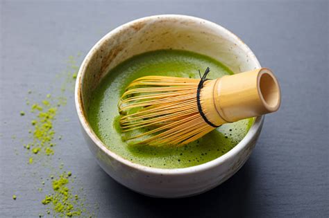 대나무 거품기로 그릇에 담기 녹차 요리 과정 회색 배경 닫습니다 마카차에 대한 스톡 사진 및 기타 이미지 마카차 와이어 거품기 0명 Istock