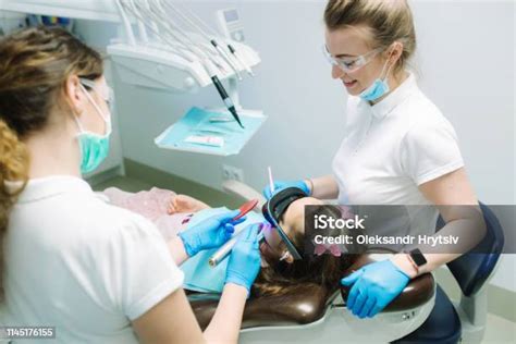 Vr 안경에 있는 어린 소녀와 치과의 자에 앉아있는 무선 헤드폰 치과 의사 비서 Radiographer에 대한 스톡 사진 및 기타 이미지 Radiographer X