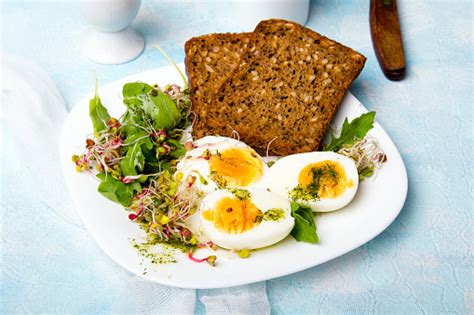 건강 한 아침 식사 하드 삶은 계란 신선한 무 콩나물 Arugula과 파란색 배경에 허브 소스와 함께 어두운 통 밀 빵 건강한 생활방식에 대한 스톡 사진 및 기타 이미지