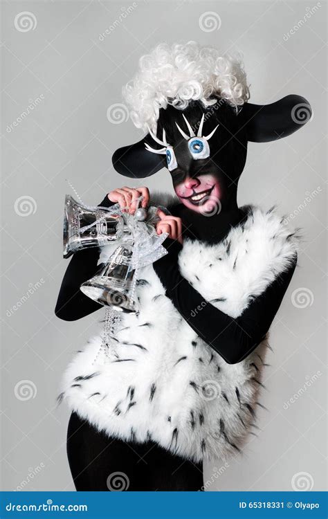 Una Ragazza Vestita Come Pecora Il Costume Ed Il Body Art Insoliti