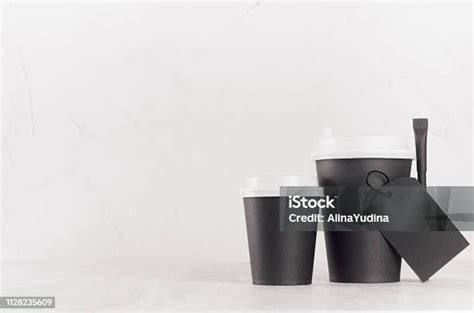 커피 이랑흰색 모자 빈 레이블 설탕과 다른 크기 검은 종이 컵 흰색 나무 테이블 복사 공간 커피숍 인테리어에 가방 브랜드 정체성 광고 디자인에 대 한 현대 우아한 개념 0