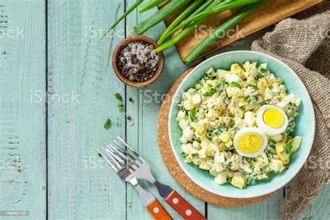 소박한 테이블에 그릇에 계란 녹색 완두콩과 파와 봄 샐러드 상단 보기 플랫 레이 공간을 복사합니다 골파에 대한 스톡 사진 및 기타 이미지 Istock