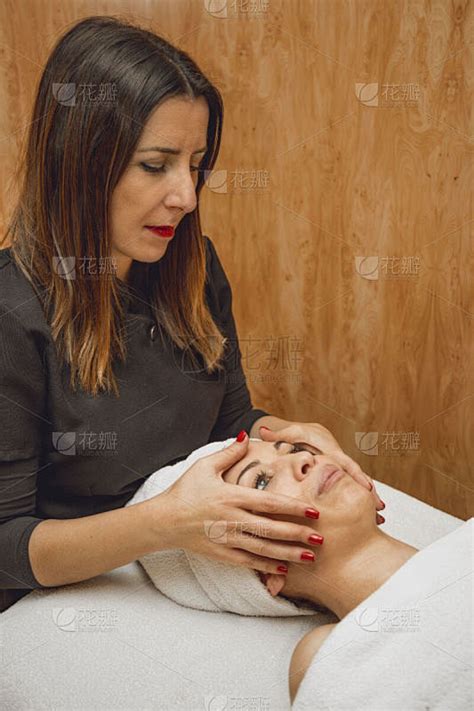 健康保健 平和 清新 华贵 一个人 健康 女人 毛巾 青年女人 仅一个青年女人