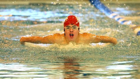 무료 이미지 소년 젖은 남성 휴양 풀 수영장 동작 훈련 운동 여가 적합 활동 헤엄 치는 사람 얼굴 캡 육상 경기 선수 유효한 수상 스포츠