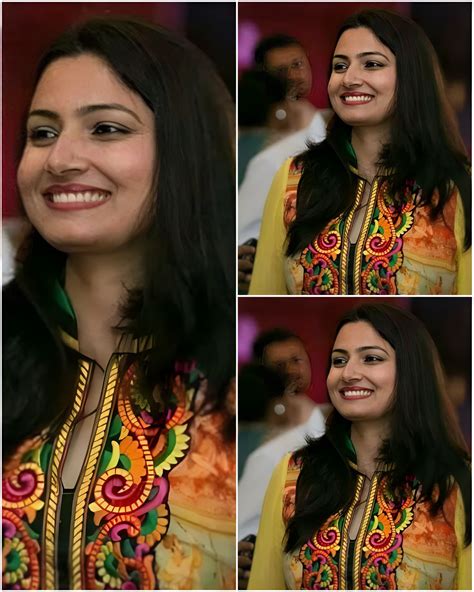 Bollywood साड़ी में चित्रा त्रिपाठी की खूबसूरती बस देखने लायक होती है 💖 उनकी गरिमा