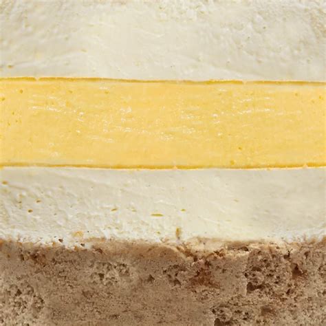 Простий торт прикрашений макарунами на замовлення Київ