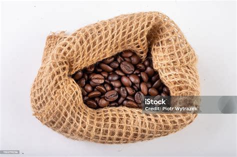 원시 황 마 자루와 잘 구운 커피 콩 가정용 주방에 저장 된 향기로운 커피 밝은 배경입니다 주머니에 대한 스톡 사진 및 기타 이미지 Istock