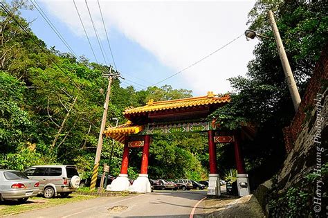 2 D303461石碇皇帝殿 西峰登山口 登山健行 牌樓 皇帝殿位於石碇鄉地質上屬於幼年期所以有懸崖深壑之雄壯景 Flickr