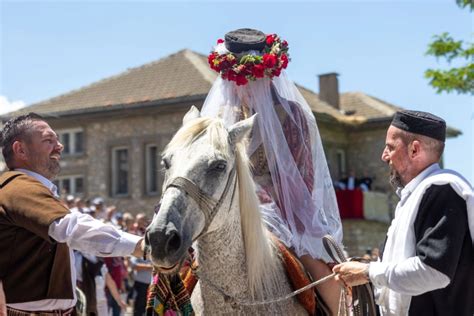Телевизија 24 Претставување на невестата и зетот на годинашната Галичка свадба