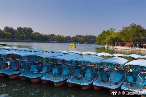 北海公园，位于北京市中心区，城内景山西侧，在故宫的西北面景山皇家园林北海公园新浪新闻