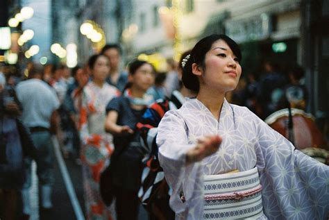 컬러 네거티브 필름과 슬라이드포지티브 필름의 차이점은 무엇입니까 · Lomography