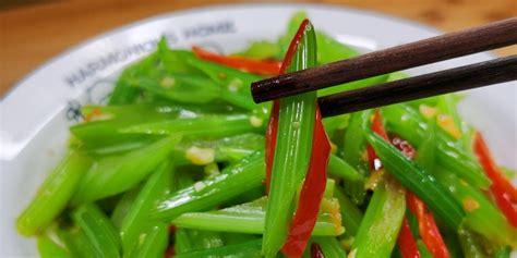 芹菜這樣做太招人喜歡了一焯水一熗拌爽脆開胃特好吃 壹讀