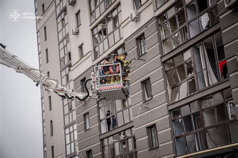 У Сумах рятувальники проводять аварійно відновлювальні роботи Читайте на Ukr Net