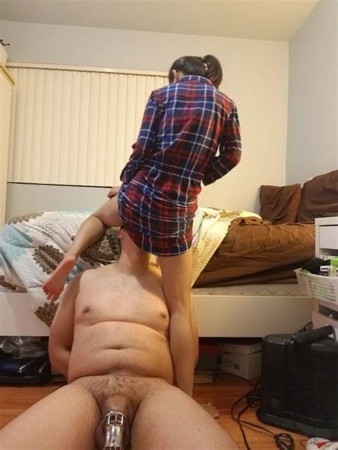 Foto De Hotwife Mounting Cuckolds Face
