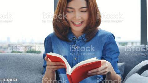 책을 읽는 거실에서 소파에 앉아 아시아 여성 독서 책을 휴식 젊은 여자 휴식 독자 읽기 오픈 북 레저 마음 행복 뷰티 여자 사람 웃는 얼굴 행복 한 시간 30 34세에 대한