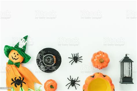 장식 해피 할로윈 날 배경 개념의 테이블 상단보기 항공 이미지입니다 호박과 인형 사탕을 흰색 나무에 파티에 플랫 레이 액세서리 필수 개체 창의적인 디자인을 위한 공간 10