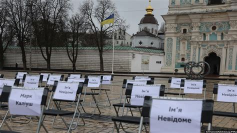 У Києві відбулась акція «Порожні стільці на підтримку зниклих і увязнених через війну Читайте