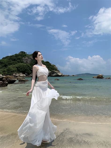 这条裙子也太辣了吧！斜肩露腰设计超显身材