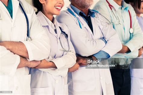 헬스케어 사람들 그룹 다른 의사 간호사 및 외과 의사와 병원 사무실 이나 클리닉에서 근무 하는 전문 의사 의료 기술 연구소 및 의사 직원 서비스 개념 간호사에 대한 스톡