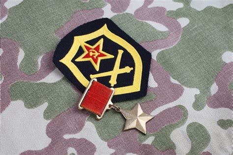 골드 스타 메달은 위장 유니폼 배경에 소련과 포병 어깨 패치에 소련에서 제목 영웅의 수신자를 식별하는 특별한 휘장입니다 1에 대한 스톡 사진 및 기타 이미지 Istock