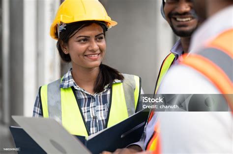 프리캐스트 현장 작업에서 팀 엔지니어 및 문서와 함께 작업하는 인도 엔지니어 여성 20 24세에 대한 스톡 사진 및 기타 이미지 20 24세 2명 건설 산업 Istock
