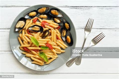흰색 나무 시골풍 테이블에 홍합와 펜 네 파스타 해산물 마 카로 니입니다 보기 상위 공간을 복사 합니다 조개 해산물에 대한 스톡 사진 및 기타 이미지 Istock