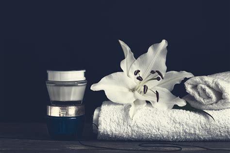 검은 색 인테리어에 대한 유리 항아리와 면 수건화장품 뷰티 살롱 이나 배트 룸 인테리어의 조각입니다 공간을 복사합니다 근접 촬영 0명에 대한 스톡 사진 및 기타 이미지