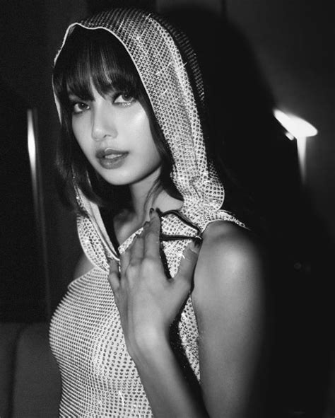 블랙핑크 리사 초미니로 드러낸 월드클래스 몸매‥눈부신 비주얼