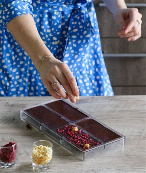 Создание шоколадной плитки | Chocolate shop, Chocolate, Truffles