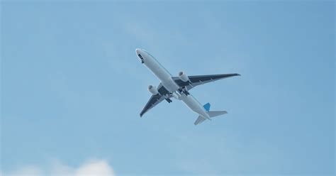 푸른 하늘을 나는 대형 비행기 사진 Unsplash의 항공 이미지