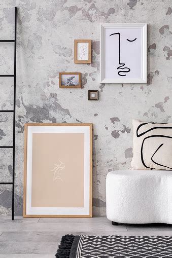 모의 위로 베개와 개인 액세서리가있는 흰색 Pouf가있는 거실 인테리어의 현대적인 구성 포스터 모형 가정 장식 템플렛 0명에