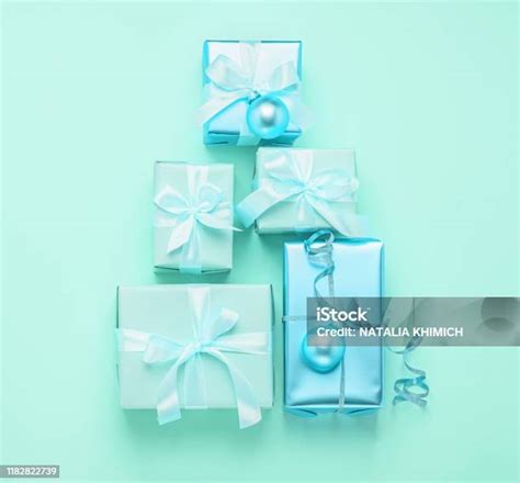 파스텔 민트 네온 배경에 휴일 선물 상자의 크리스마스 창조적 인 나무입니다 축제 미니멀리즘 개념 플랫 스타일 0명에 대한 스톡 사진 및 기타 이미지 Istock