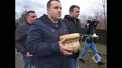 ლობიო მჭადი და პრასი გურიაში ჩასულ პრეზიდენტს ოპოზიციამ კალანდობა მიულოცა Youtube